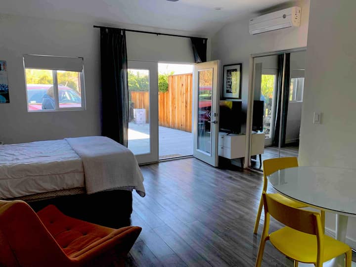 Sunny Studio Rental In Studio City - 로스앤젤레스