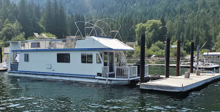 "At Dock" Houseboat Vacation - Sicamous