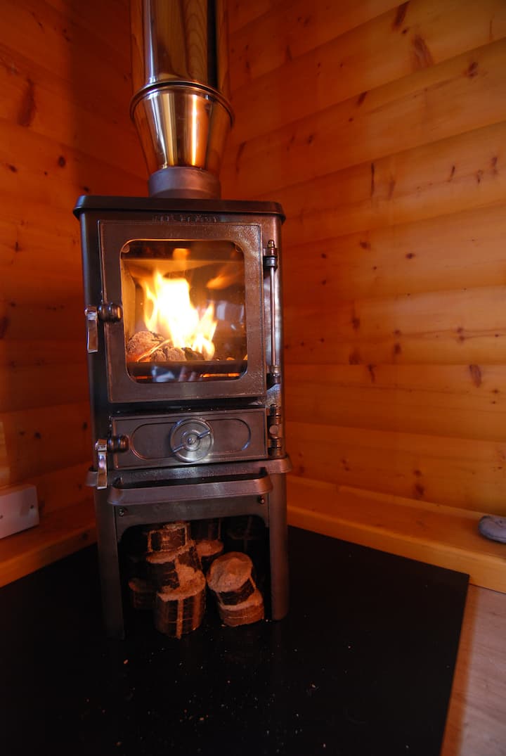 Larches Lodge: Romantic Log Cabin With Hot Tub - Church Stretton