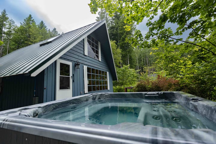 Cozy Mountain A-frame @Rainier W/hot Tub, Mt View - Packwood, WA