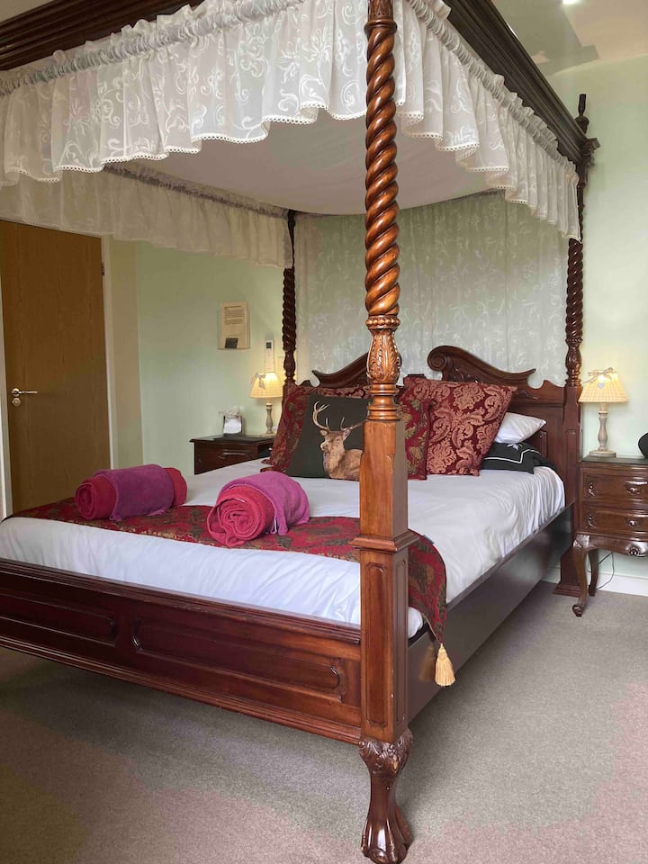 Deluxe Four Poster Room | The Quies Hotel - Newquay