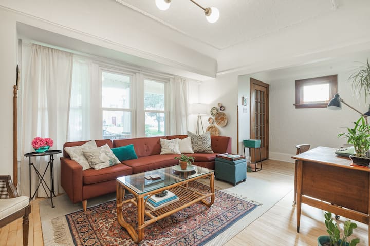 The Hugalow - A Family Friendly Renovated Bungalow - Milwaukee, WI