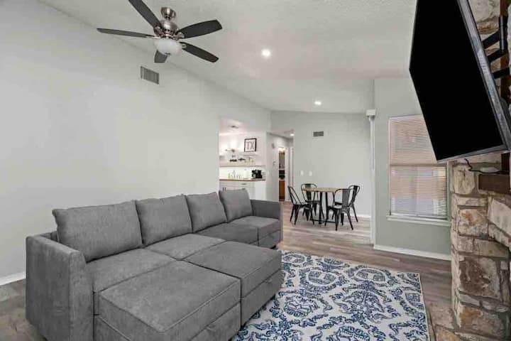 2 Bedrooms • Seaworld | Six Flags | Downtown - Helotes, TX