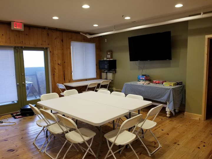 Howling Wolf Bunk Room -Sleeps Up To 24 People - Sugar Mountain, NC