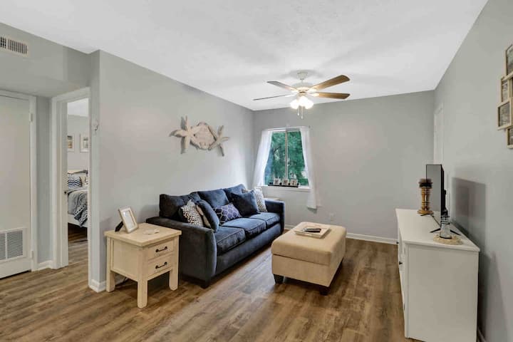 6 Minute Walk To The Beach
1 Mile To Coligny Plaza - Hilton Head Island, SC