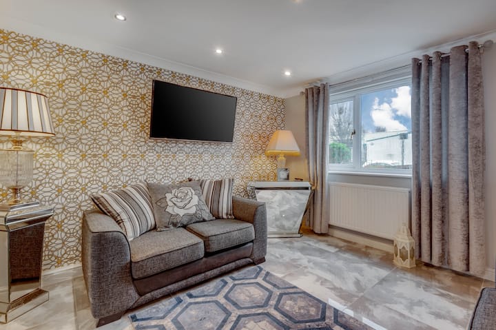 Luxury Home Next To Lfc And Efc Stadium - Guernsey