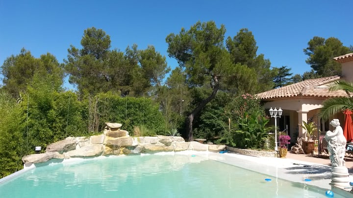 Havre De Paix Au Bord D'une Magnifique Piscine - Nimes