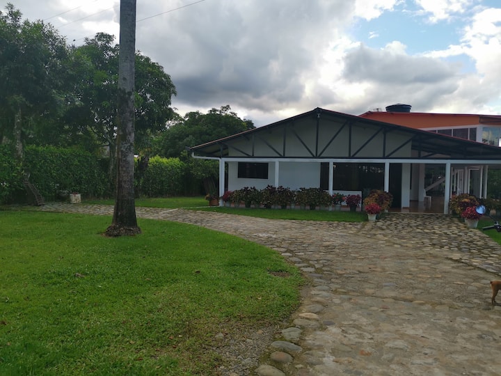 Espectacular Finca Campestre, Estadía 100% Cómoda - Acacias