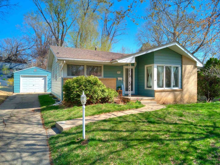 Simple And Fun 3 Bedroom Home With Plenty Of Room - 디모인