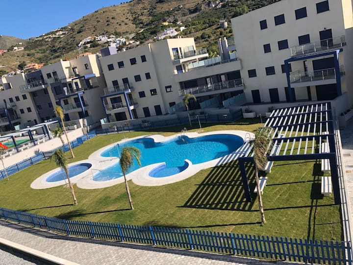 Luxe Front Side Beach Apartment For 6 - Salobreña