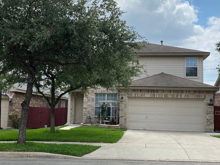 Location Location Charming Home In Prime Location. - Helotes, TX