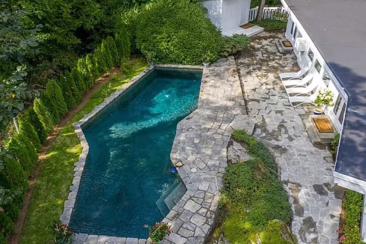 Stylish Mid-century 3br Oasis: Pool, Hot Tub, Bbq - Sandy Hook, CT