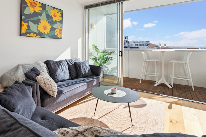 Sun Soaked Executive Apartment W/ Heat Pump - Auckland