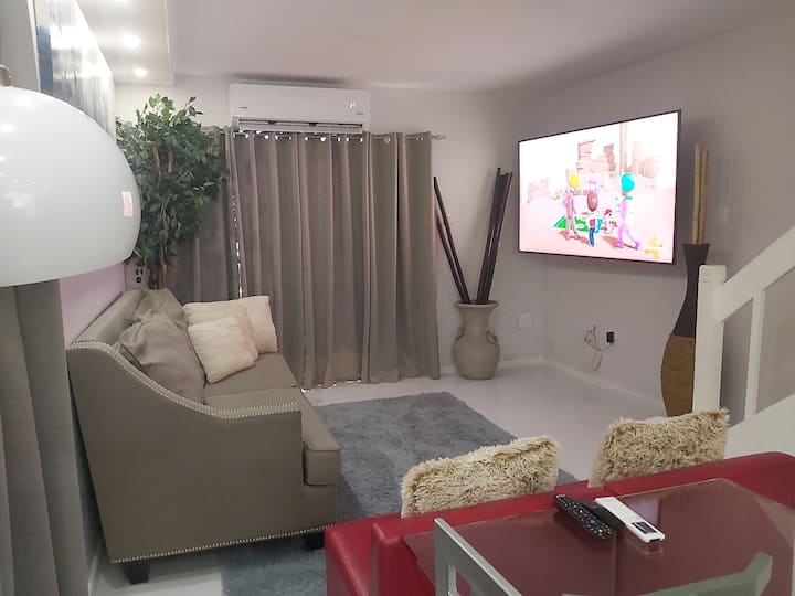 Modern Hilltop Retreat Near Hip Strip |Fast Wifi - Montego Bay