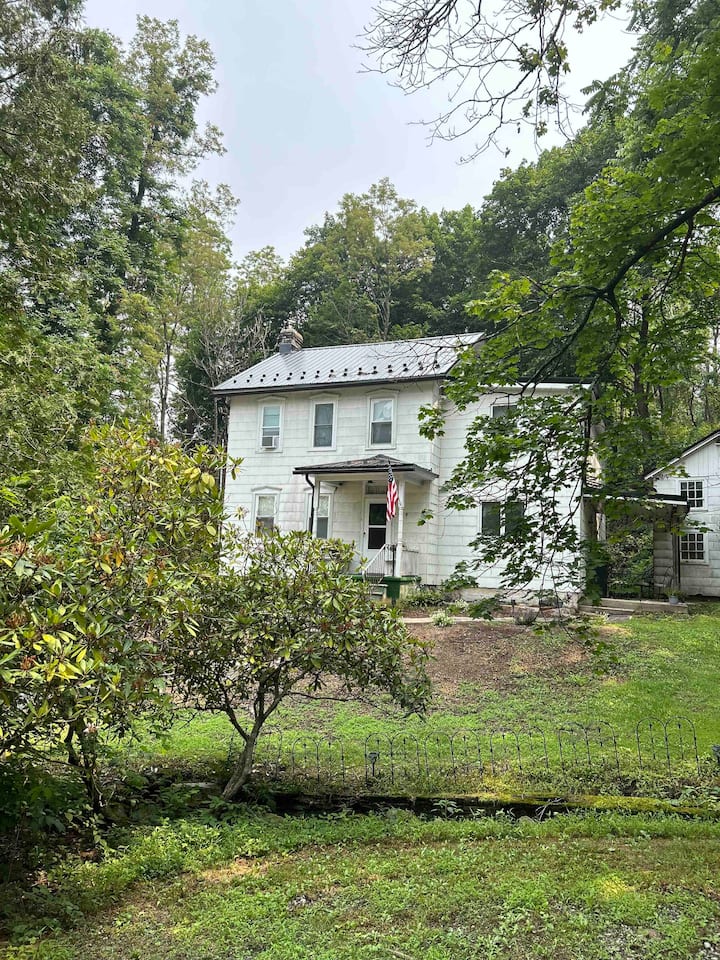 Cozy Pocono Country Farmhouse - Jim Thorpe, PA