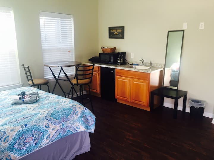 Full Cozy Studio/bath Shared D - Denton, TX