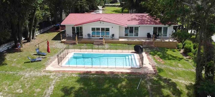 Universal Studios Lake House Retreat For 10 - Orlando, FL