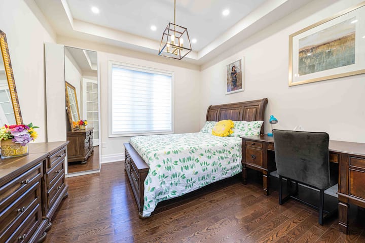 009h Cozy Bedroom Private Bathr—no Stairs $1650/m - Oakville