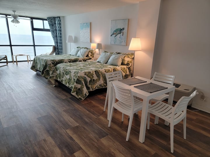 Beachfront Room With A View! - Daytona Beach, FL