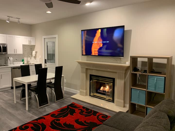 Centrally Located Bright Large And Modern Living - Burnaby