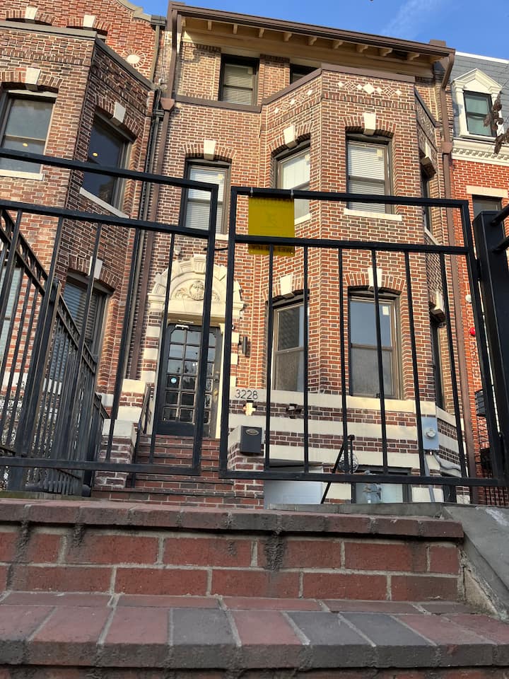 Gorgeous 1-bedroom 1-den (2 Queens & 1 Twin Bed) - Washington, D.C.