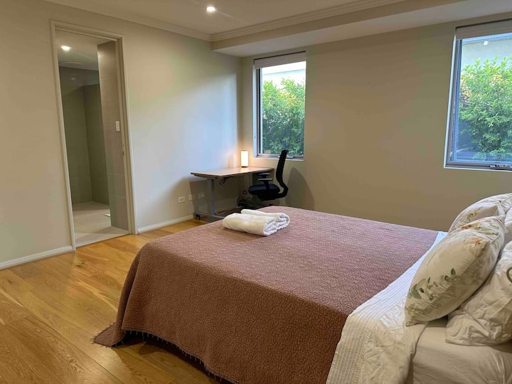 Women Only: Massive Bedroom With Ensuite - コッテスロー
