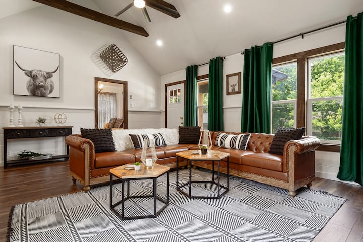 2 Houses "Rose Hill Ranch" 1 Acre-city Farmhouse - Tulsa, OK