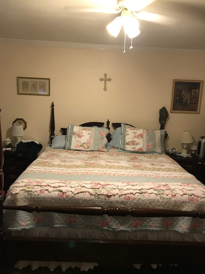 Master Bedroom - Quaint And Charming - Corpus Christi, TX