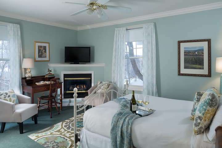 ★ Beautiful Room With Fireplace & Jacuzzi Tub - Stockbridge, MA