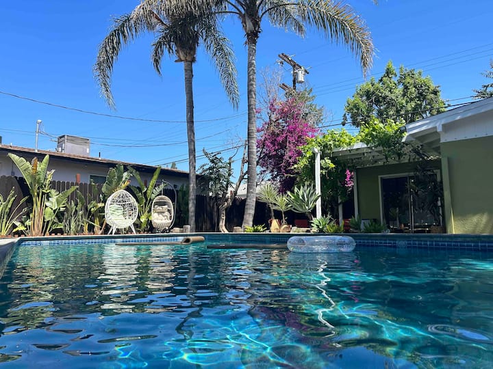 Luxury Pool Retreat W/ Guesthouse • Sleeps 10 - Los Angeles, CA