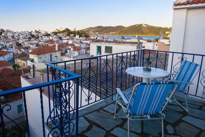 The Yellow Apartment - Skiathos