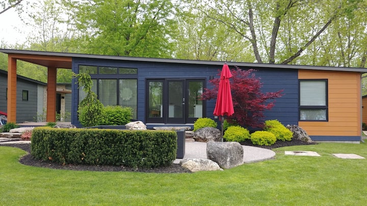 Beautiful Modern Cottage Located On A Golf Course - Lakeshore