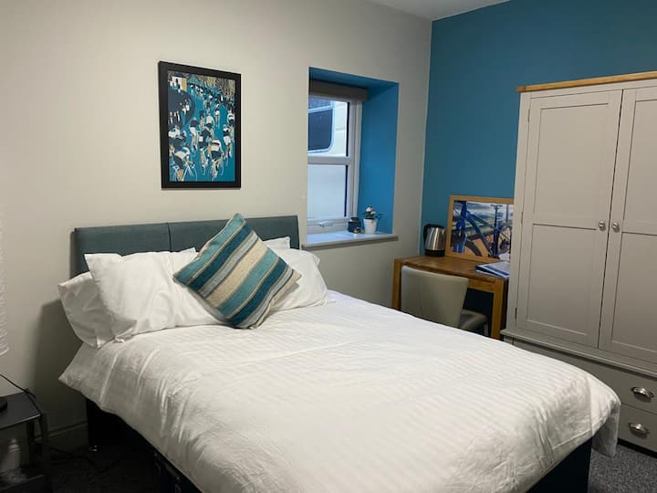 Ensuite Double Bed Room 5 - Contractor Friendly - Wroxham