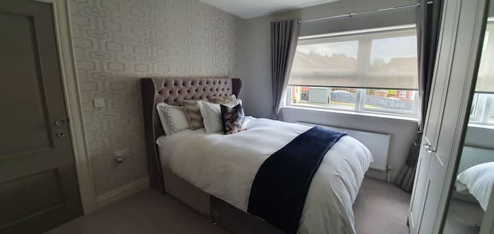 King Size Bedroom Suit 1 Or 2 Guest - Newry
