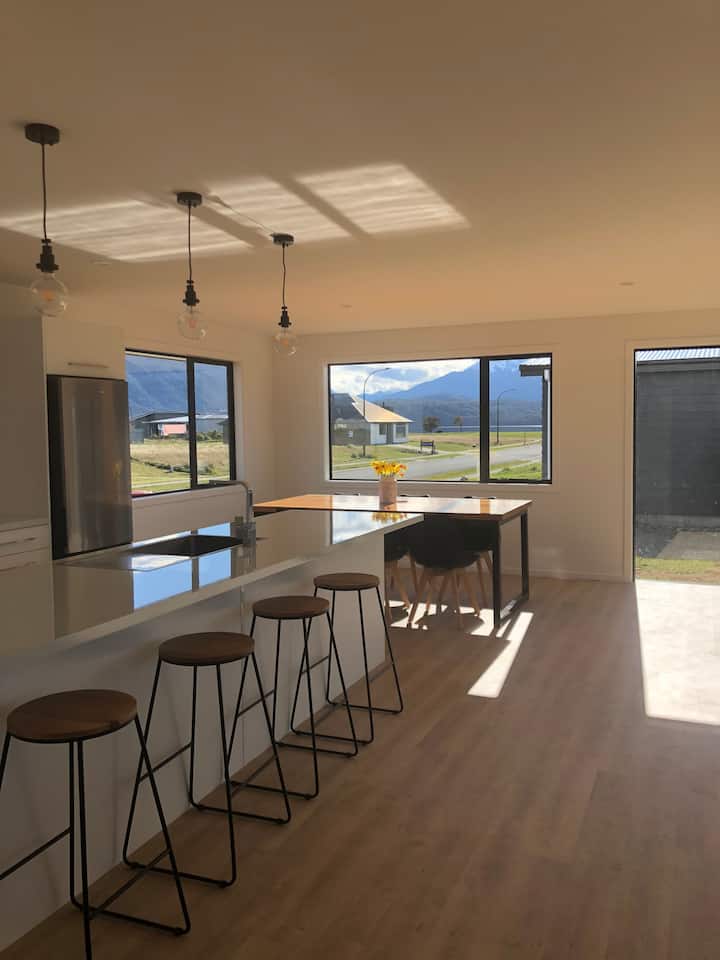 Weekend Retreat  200m From Lake - Te Anau