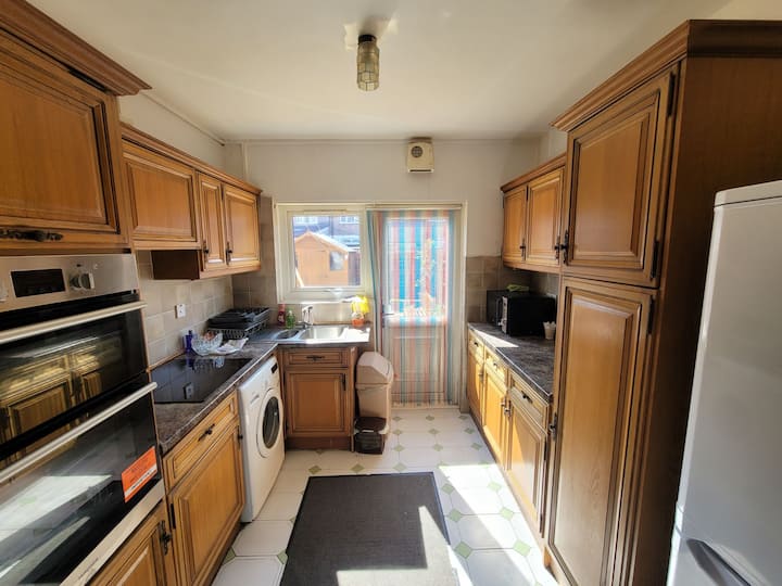 Clean And Hygienic Double Bedroom In Mitcham - Epsom