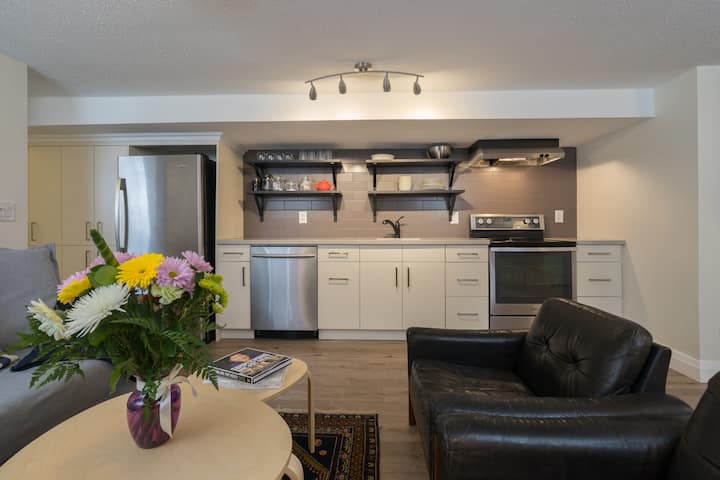 Spacious & Comfy: 5* Location - Backyard - Laundry - Toronto