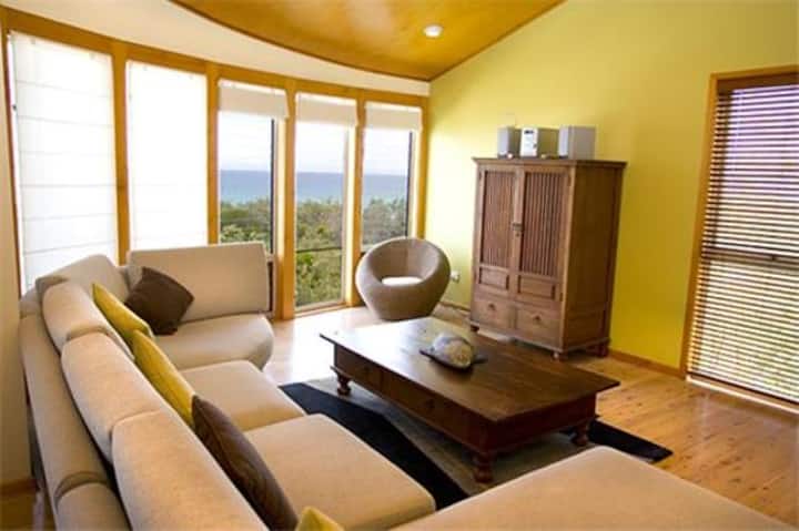 Classic Beachside Villa At Castaway Near Noosa - Noosa