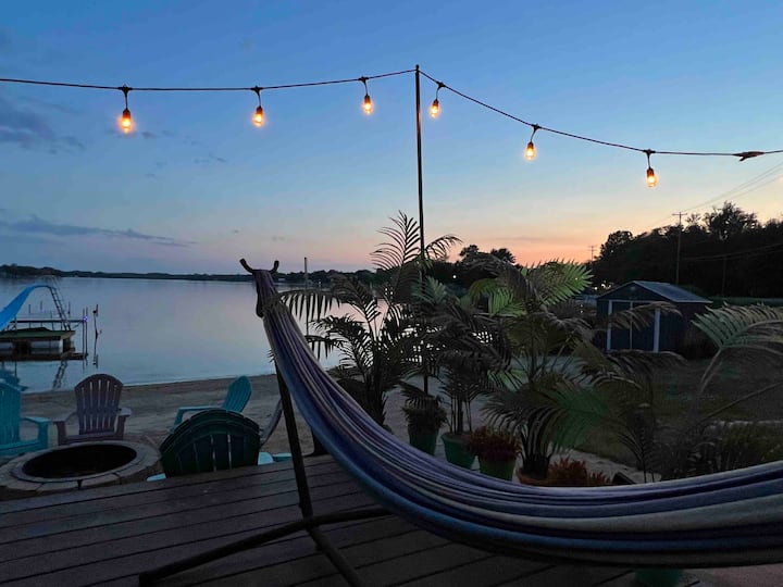 Lake’o Beach Daze 6 Bedroom Home On Beach Front - Hastings, MI