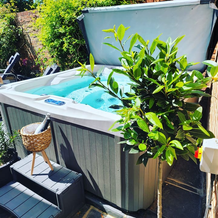 Executive Suite With Private Hottub, Full Skytv - Essex