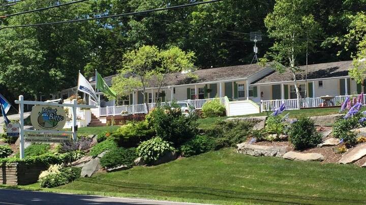 The Mount Battie Inn~king Bedroom~lincolnville~camden - Camden, ME