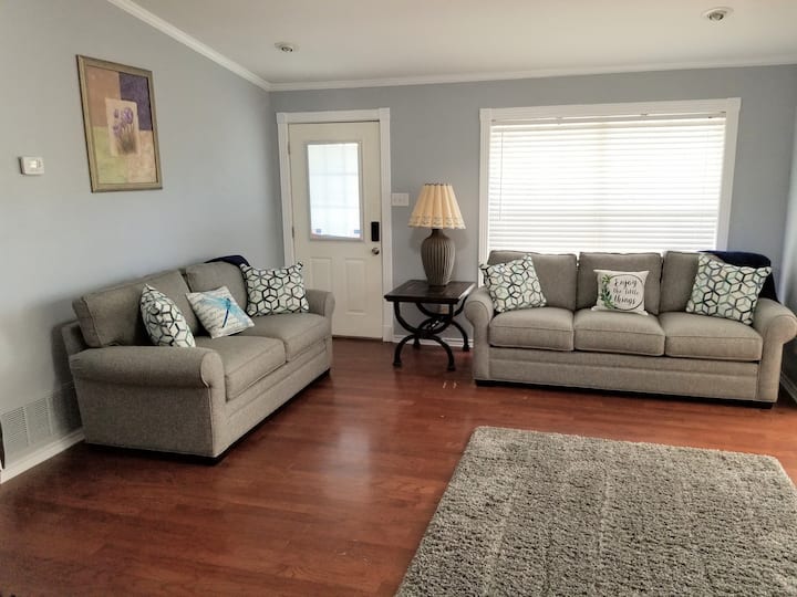 Pop's Lakefront Retreat.<br>remodeled Clean And Comfortable. - Log Cabin, TX