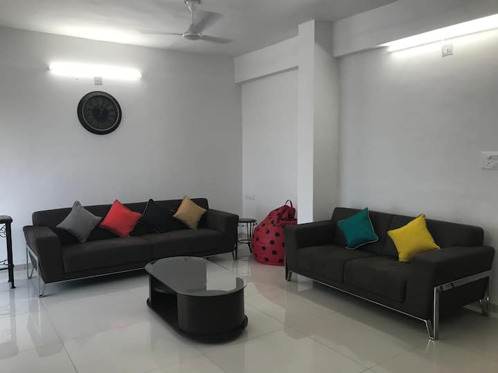 Satvam 3-2br Fully Equipped Vacation Home-vadodara - 바도다라