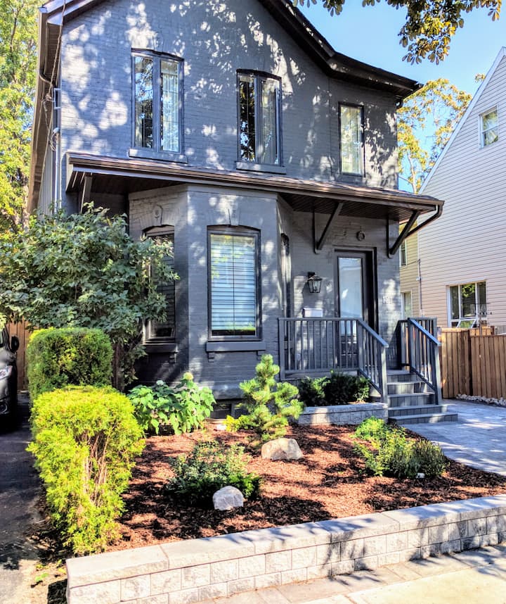 Charming 1 Bedroom - Parking & Close To Downtown - Toronto, ON