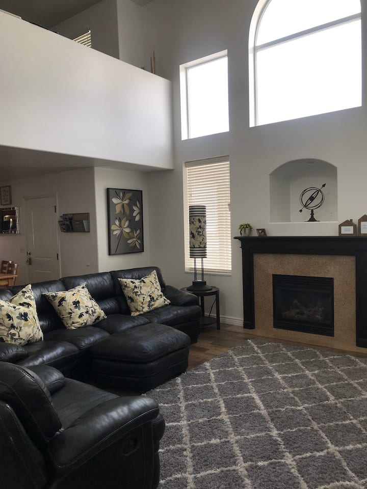 Beautifully Furnished, Large Well Kept Home - South Jordan, UT