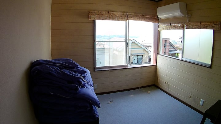 5匹の猫が家にいる。京王線新宿駅から42分の南平駅から徒歩15分。 緑あふれる住宅街の静かな部屋1 - Tama