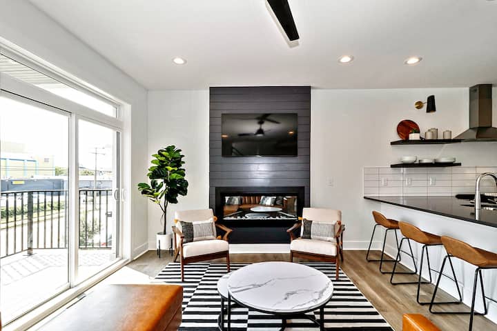 Rooftop Deck With View Of The Ocean At Pacific - Virginia Beach, VA