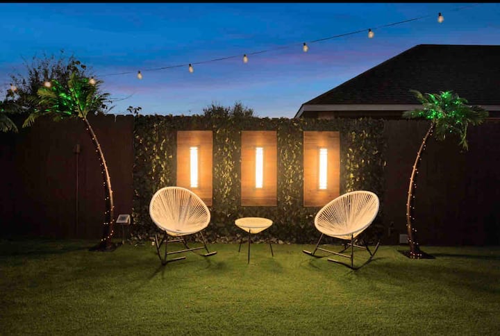 Luxury Houston Stay W/ Hot Tub–7 Min From Downtown - Houston, TX