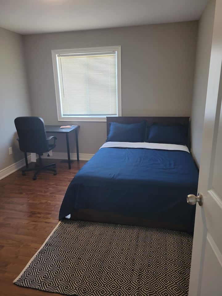 Cozy 1 Bedroom & Work Space With Private Bathroom - St. Catharines
