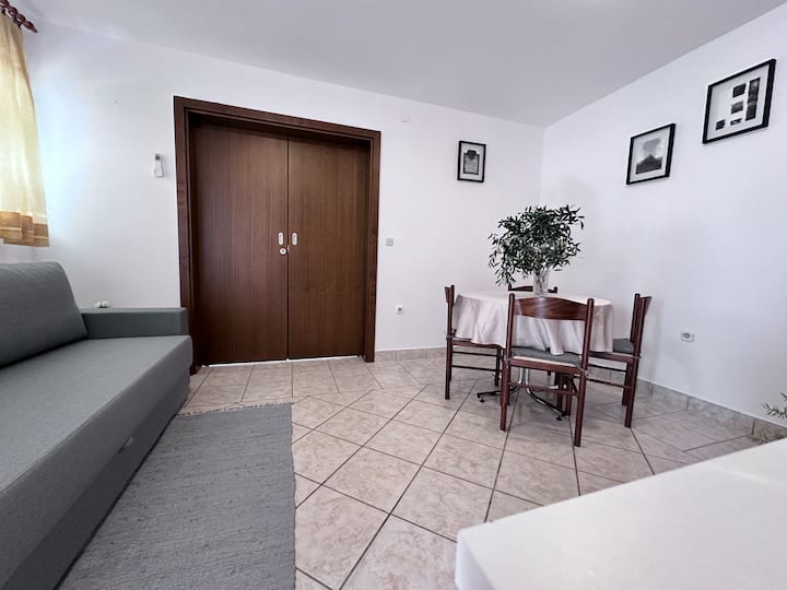 Large Apartment (Suitable For Family) Near Novalja - Karlobag